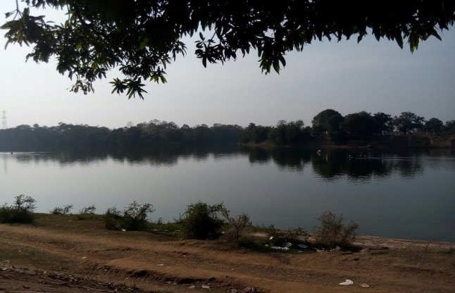 सगनी घाट में नाव पलटा, एक बच्चा डूबा