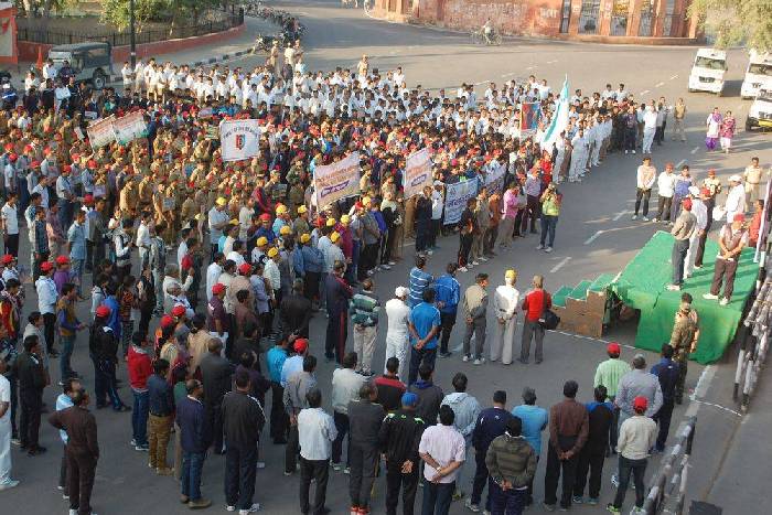 दौड़ लगाकर पानी बचाने और स्वच्छता का संकल्प | The resolution of the ...