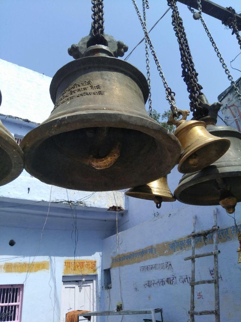 यहां घंटा चढ़ा देने से ही मनोकामना होती है पूरी, डाकुओं का रहा है प्रिय ...