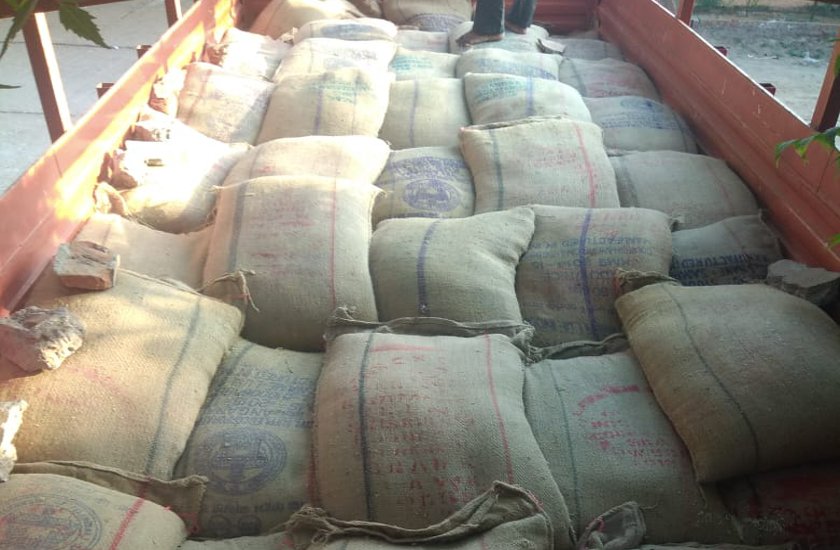 तस्करी कर ले जा रहे 10 टन राशन चावल बरामद | 10 tonnes ration rice ...