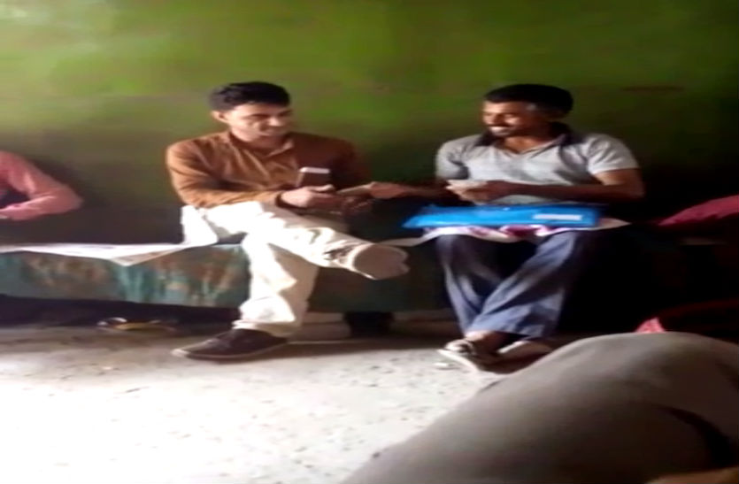 आरटीआई की सूचना के बदले रिश्वत की मांग, वीडियो वायरल