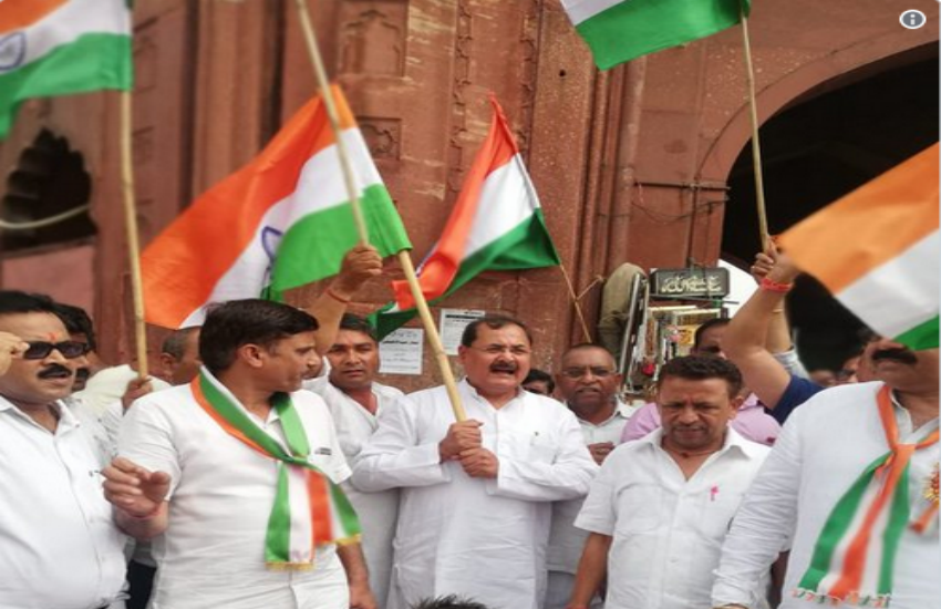 भाजपा नेता आईपी सिंह ने जामा मस्जिद में घुसकर जबरन फहराया तिरंगा, जमकर ...