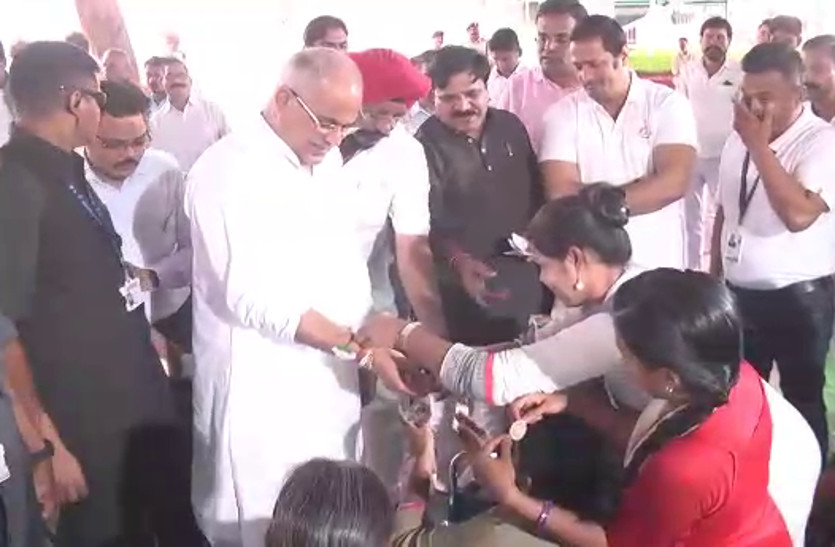 रक्षाबंधन से पहले दिव्यांग बहनों ने CM भूपेश को बांधी राखी, मिला ये ...