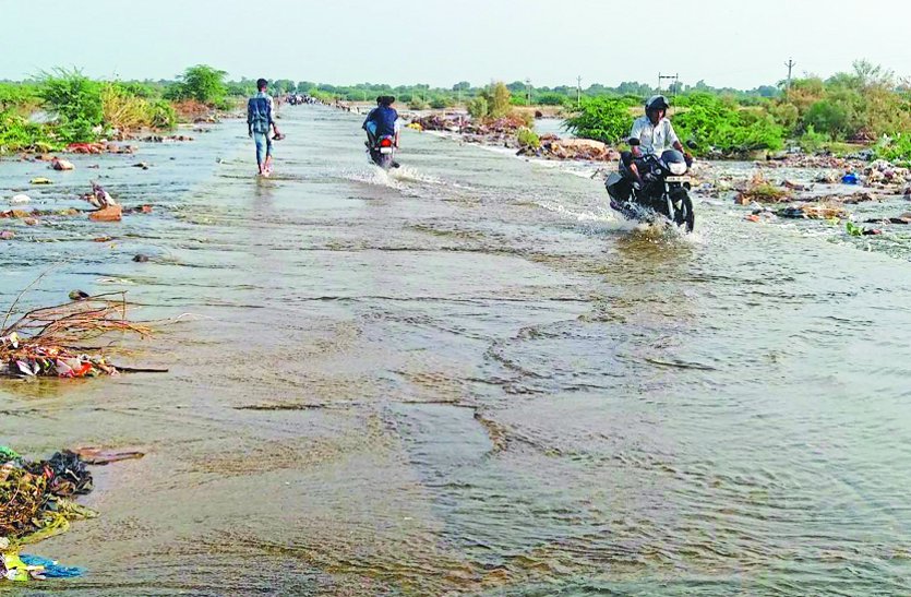 लूनी नदी के पानी में बढ़ोतरी, रपट पर बहाव | Increase in Luni river ...