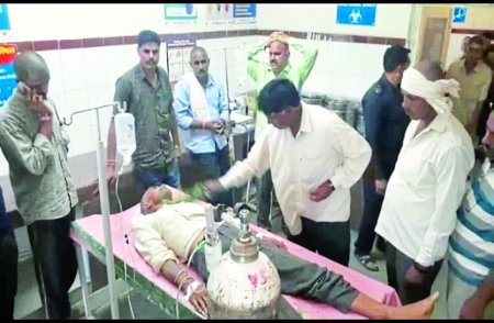 VIDEO: अस्पताल में झाड़ फूंक से इलाज, डॉक्टर नासमझ बने देखते रहे ...