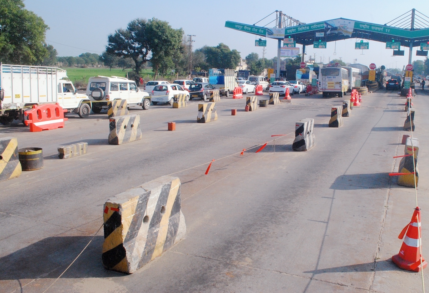 टोल पर निकल गई पोल, कार्ड से भी नहीं चली चवन्नी, चुकाना पड़ा टोल | tool ...