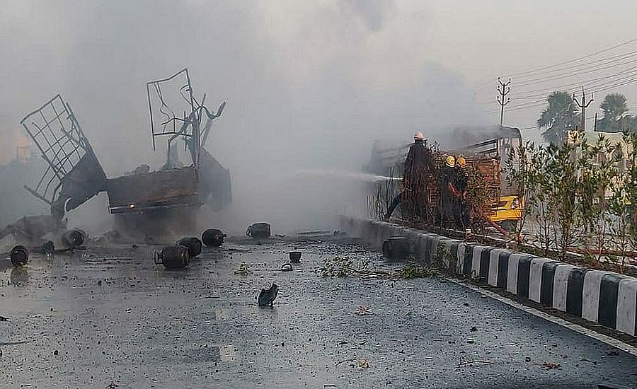 BLAST IN SURAT : ट्रक में लदे एलपीजी सिलेन्डर बने ‘बम’ | Patrika News ...