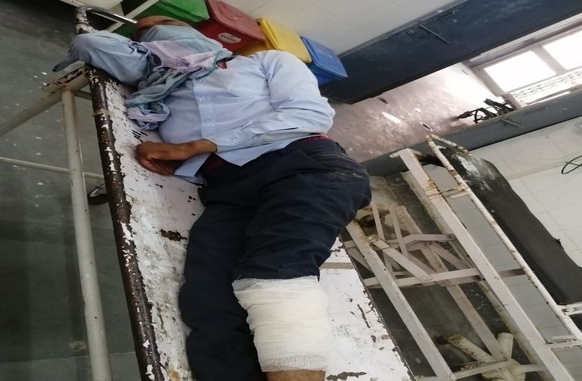 VIDEO. अब बिजलीकर्मियों पर पथराव व कुल्हाड़ी से वार, वीडियो वायरल | Now ...