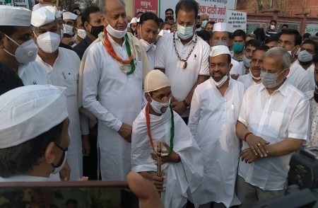 दांडी मार्च को पहले हरी झंडी दिखाई फिर डेढ़ किमी पैदल चले सीएम गहलोत ...