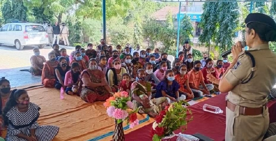 नशे के धंधे को छुड़ाकर महिलाओं को आत्मनिर्भर बना रहीं महिला पुलिस ...