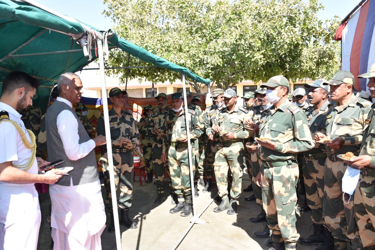 Gujarat: राज्यपाल ने कहा, भारत की नि:स्वार्थ सेवा कर रहे जवानों पर ...