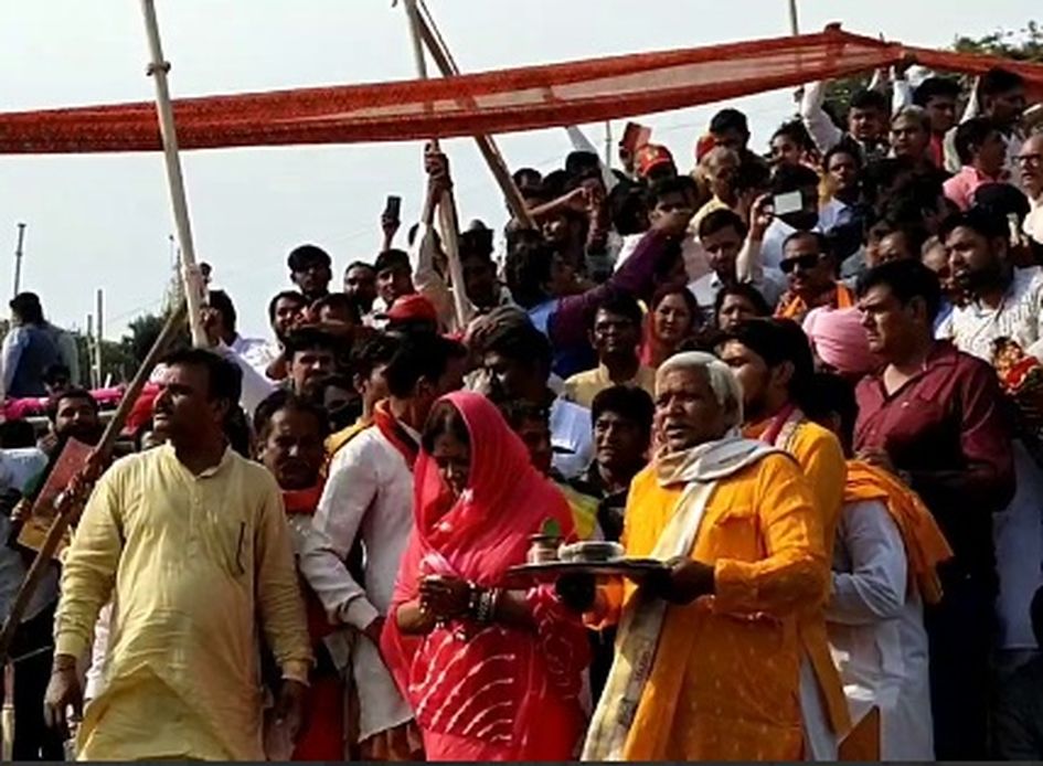 Dev Darshan Yatra : जयकारों के बीच चर्मण्यवती को ओढ़ाई 445 मीटर की ...