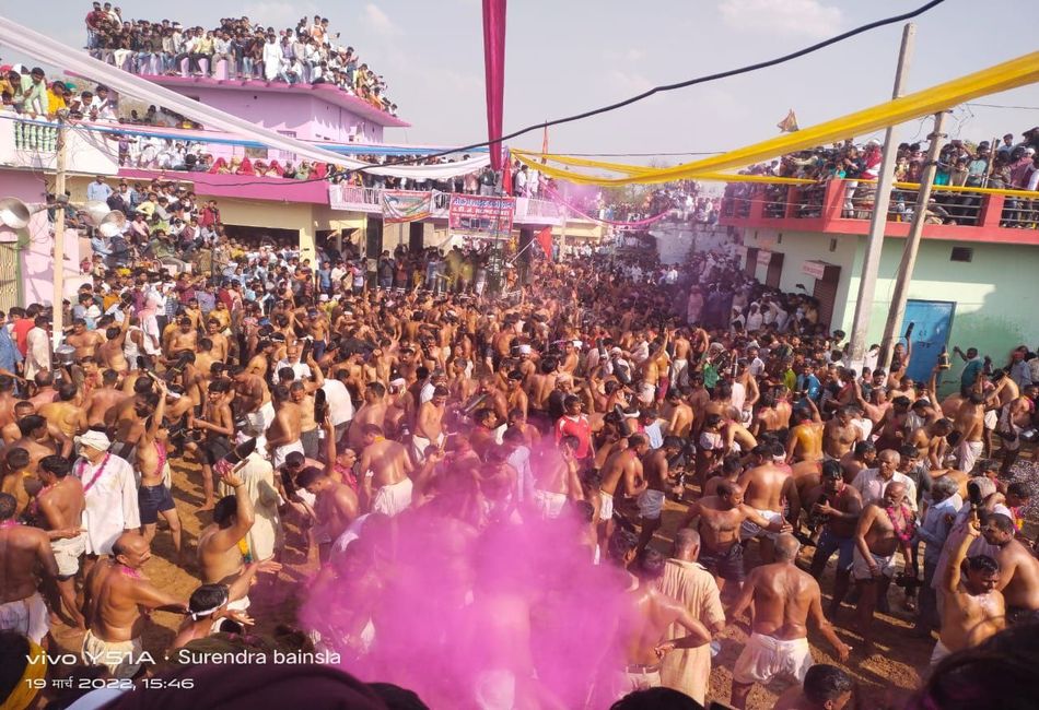 Dolchi Holi video : सौहार्द से खेली डोलची होली, इशारा मिलते ही भिड़ गई ...