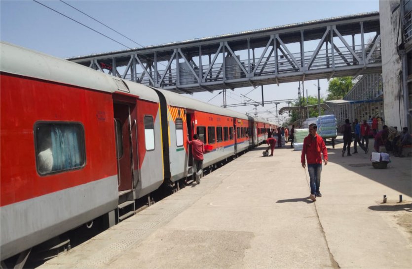 चलती ट्रेन में चढऩा-उतरना कानूनी अपराध, फिर भी नहीं मानते वेंडर ...