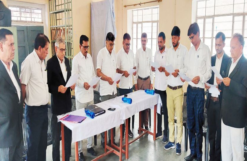 VIDEO: राजेंद्र शर्मा ने अध्यक्ष व भास्कर ने ली अभिभाषक संघ के महासचिव ...