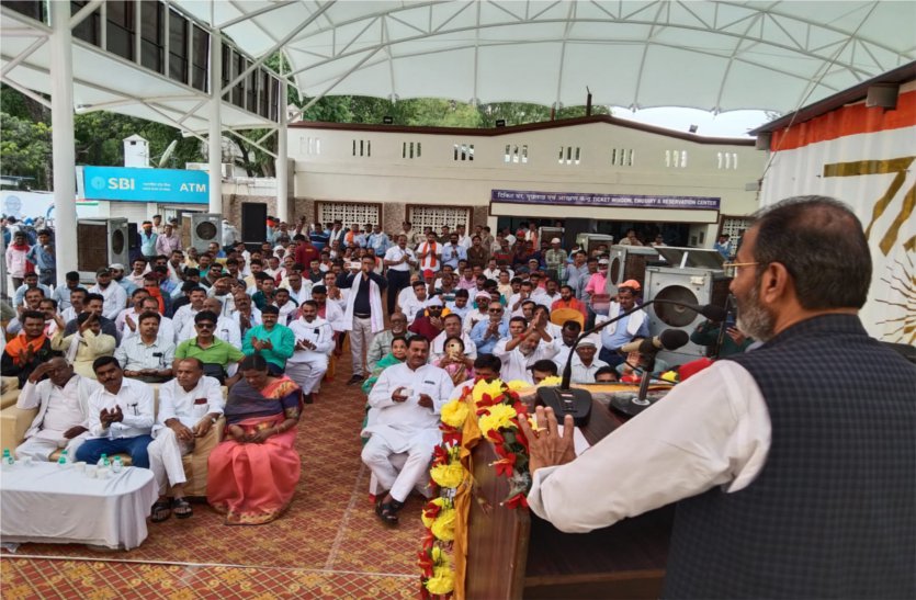 स्टेशन पर लोकार्पण कार्यक्रम में सांसद, विधायक के दिखे तीखे तेवर, पढ़ें ...