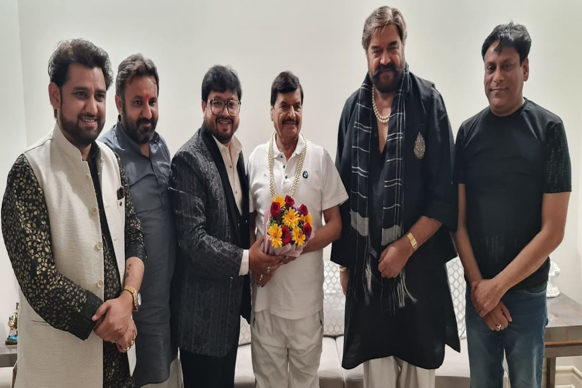 बचपन की यादों को ताजा करने इटावा घूमने आये महाभारत के द्रोण सुरेंद्र ...