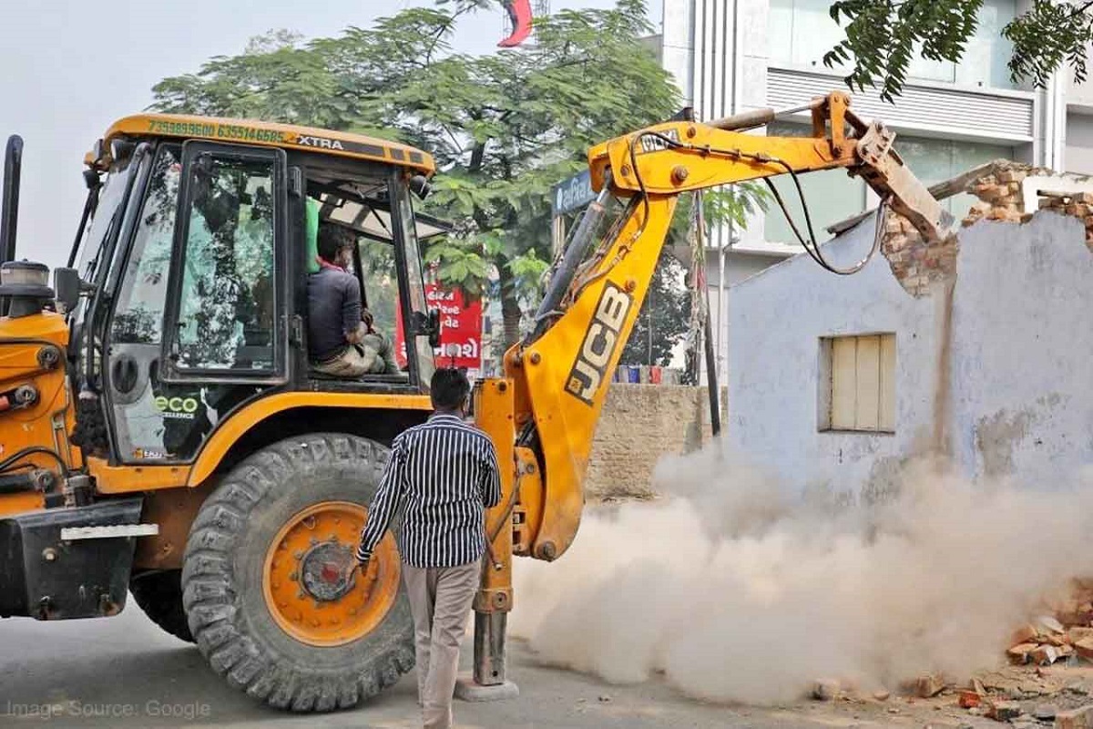 अलीगढ़ में अवैध कॉलोनी पर फिर चला बाबा का बुलडोजर, 90 भूखंड किए जमींदोज ...