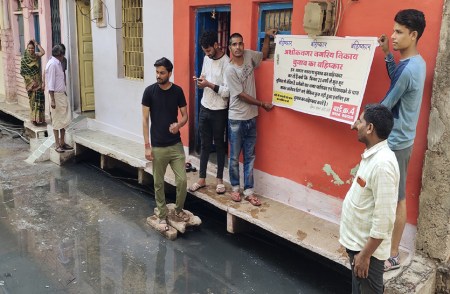 चुनाव बहिष्कार: गली में भरा रहता है गंदा पानी, तो रहवासियों ने कर दी ...