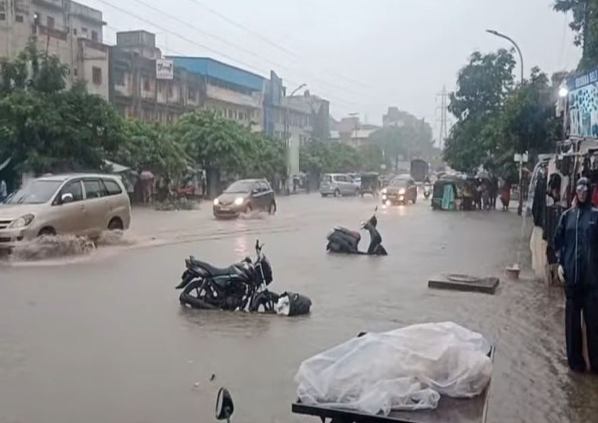 Rain in Gujrat लगातार बरसात से सड़कें बनी नदियां!