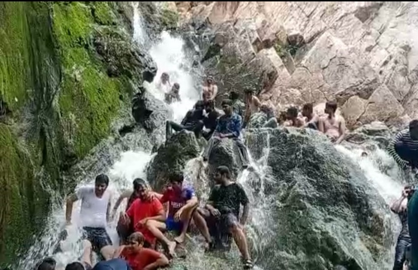 Gujarat WaterFall News हाथणी माता के झरने से ऐसे निखर रहा प्रकृति का ...