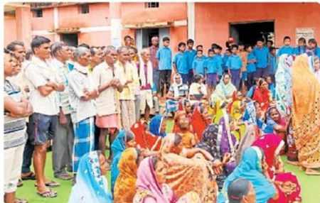 शिक्षकों की कमी से पढ़ाई ठप, ग्रामीणों का बढ़ा आक्रोश, चक्काजाम करने की ...