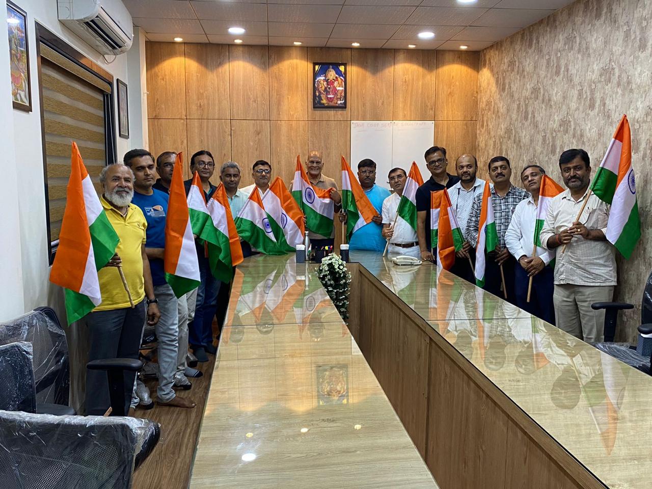 SURAT PRIDE NEWS: हाथ में तिरंगा, चेहरे पर मुस्कान, यह हमारी शान ...