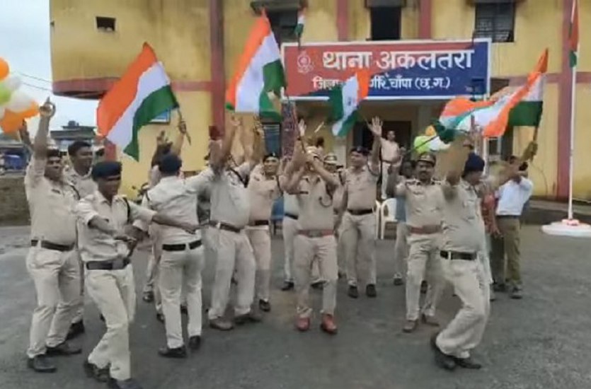 टीआई संग पुलिसकर्मियों का ये डांस जमकर हो रहा वायरल, हाथों में सभी ने ...