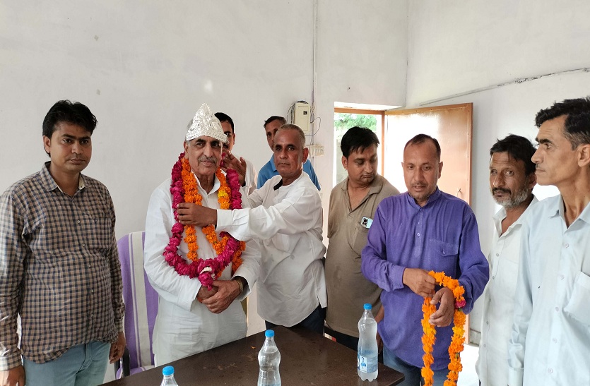 बॉर्डर पर पहुंचे ग्रामीण, बीसूका उपाध्यक्ष से की चंबल पानी उपलब्ध कराने ...