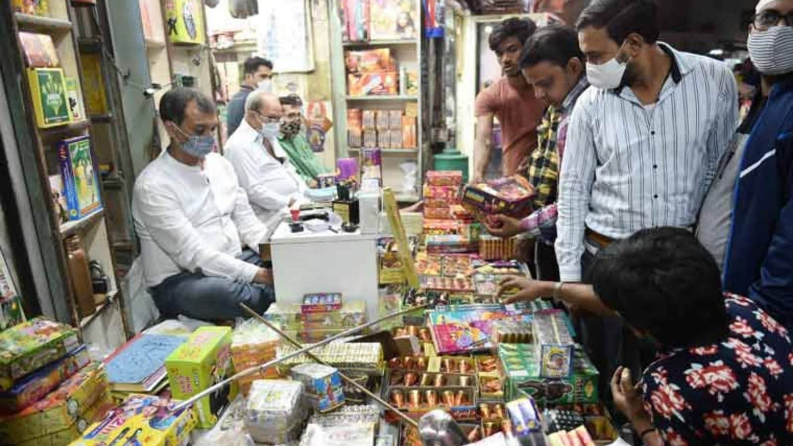 दीपावली : 40 फीसदी तक बढ़ी पटाखों की कीमत, 6 करोड़ के धुंआ हो जाएंगे ...