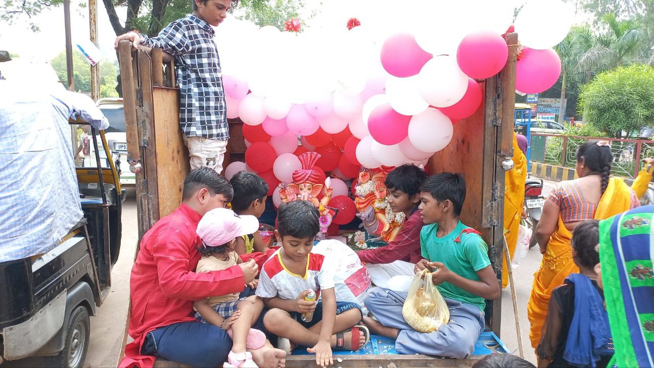 गणपति बप्पा मोरिया, अगले बरस तू जल्दी आ के नारे से गूंज उठा शहर ...