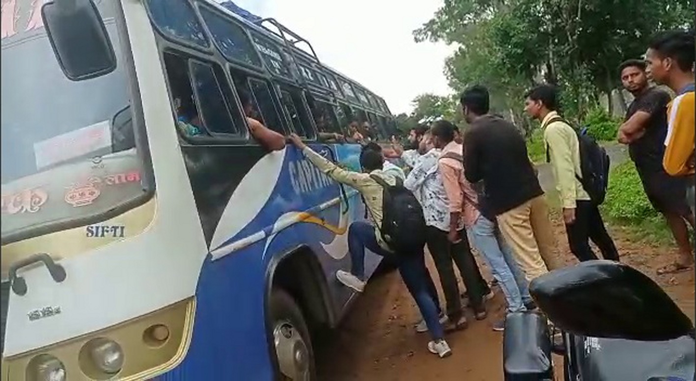मध य प रद श क इस इ ज न यर ग क ल ज क छ त र क र कन पड बस क पह ए