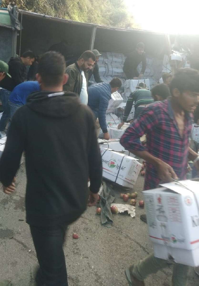 Himachal Pradesh News: शिमला में चलती कार पर पलटा सेब से लदा ट्रक, 3 की ...