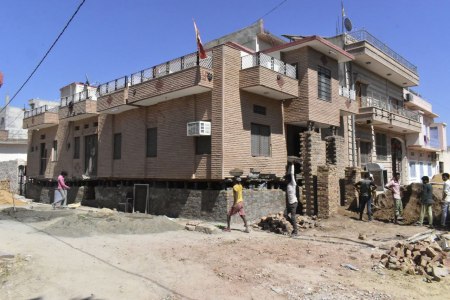 Video : नागौर में जैक लगाकर 5 फीट ऊपर उठा दिया पूरा मकान | Patrika News ...