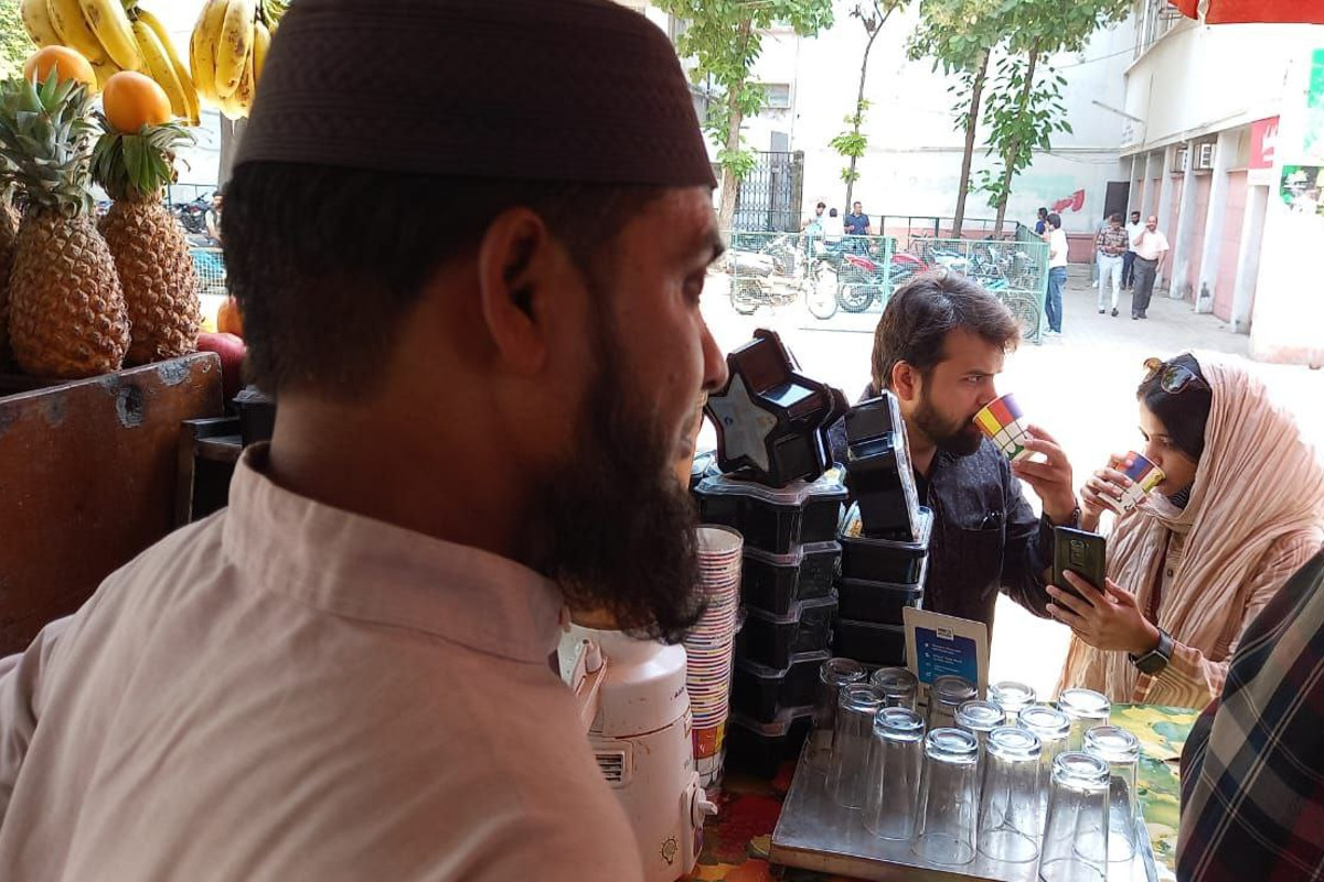 Aligarh : हिंदू छात्र-छात्राओं को नवरात्रि में मुफ्त फलाहार बांटकर ...