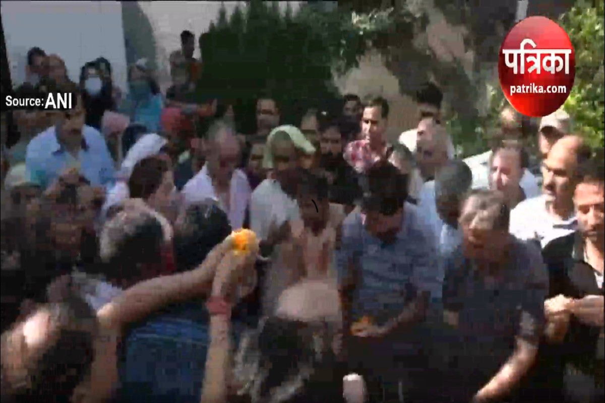 जम्मू-कश्मीर: कश्मीरी पंडित पूरन कृष्ण भट्ट को अंतिम सम्मान देने उमड़े लोग, आतंकियों ने गोली ...