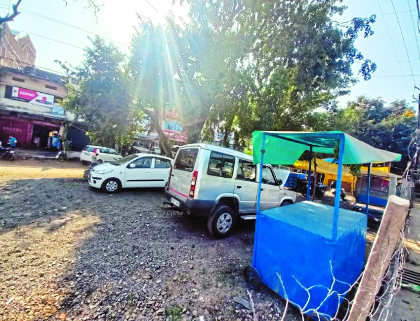 Encroachment : हॉकर जोन की फेंसिंग तोड़ जमीन पर कर लिया कब्जा | Vendors ...