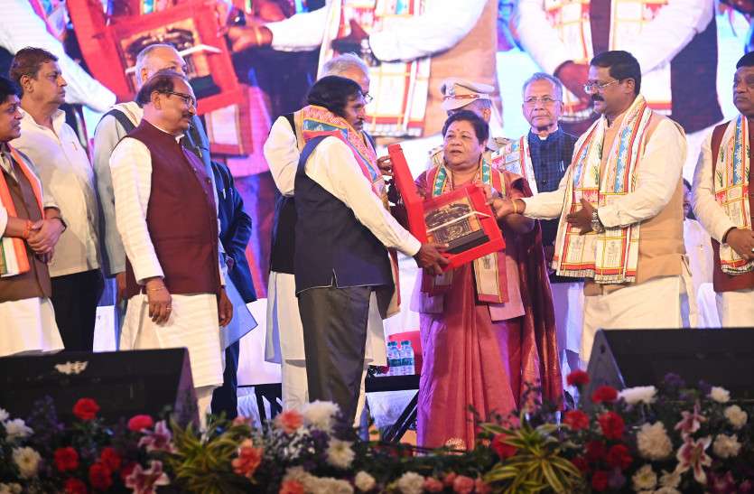 Photo Gallery : chhattisgarh foundation day 2022 में विभिन्न अलंकरणों ...