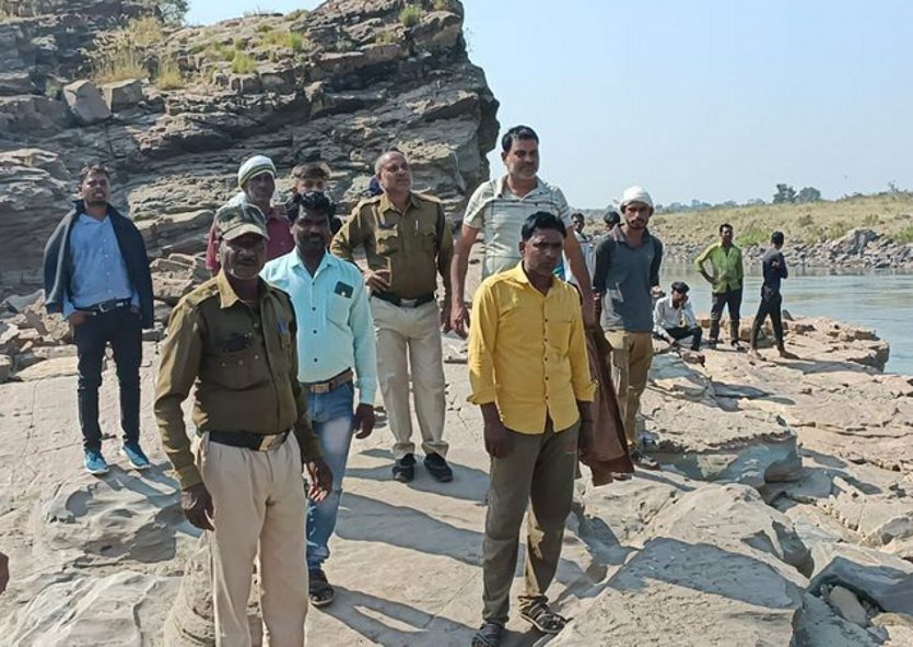 सतधारा पुल के पास नर्मदा में कूदा युवक | Patrika News | हिन्दी न्यूज