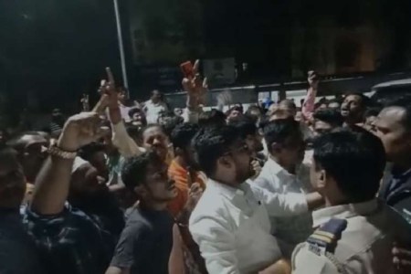 Maharashtra News: ठाणे में शिंदे और उद्धव गुट में जमकर हुई मारपीट, खूब ...