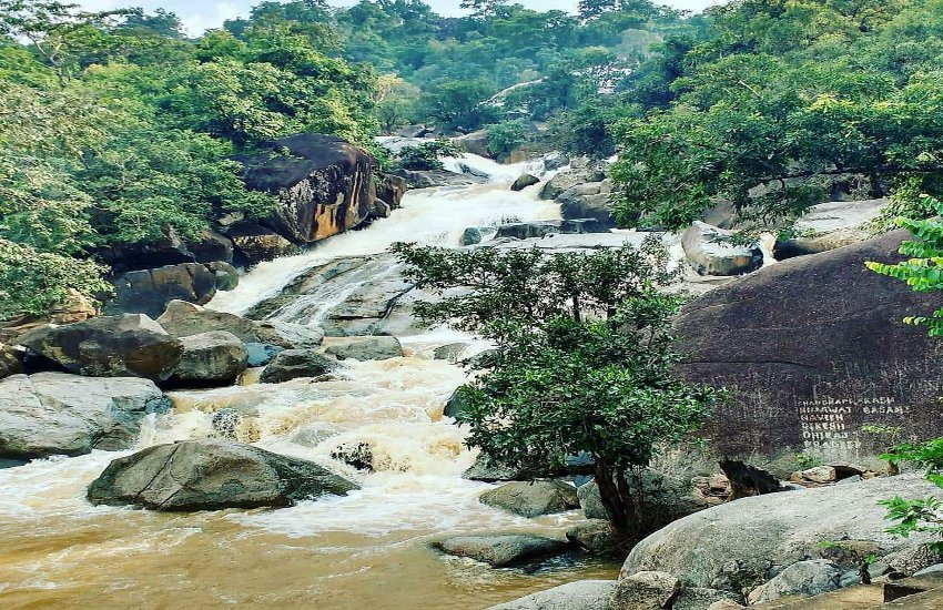 बस्तर के खूबसूरत झरनों में से एक है मलांजकुडूम वाटरफॉल, तीन चरणों में ...
