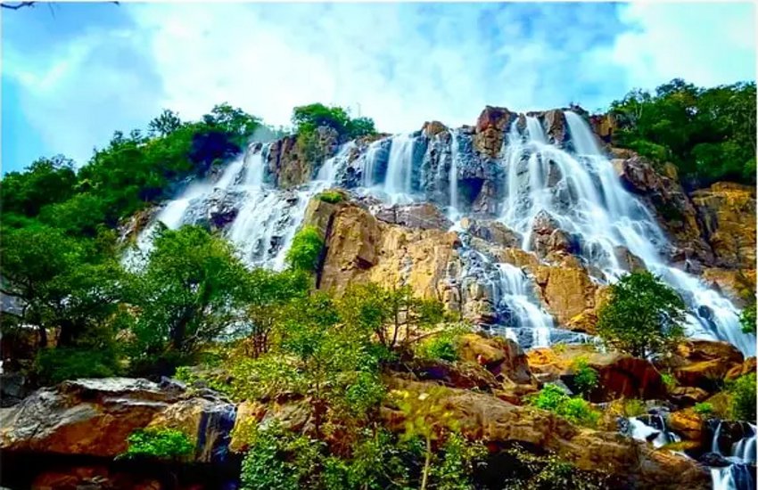 नक्सली दहशत कम होते ही हांदावाड़ा में आई सैलानियों की बहार, हर दिन ...