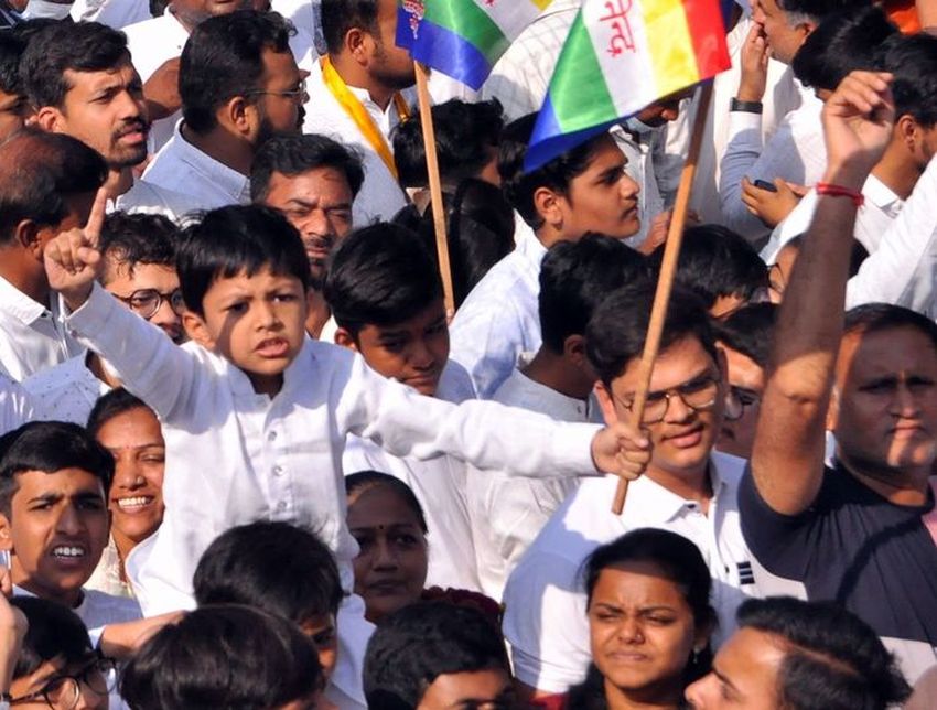 SURAT JAIN MAHA RAILY: सडक़ों पर लहराई पंचरंगी ध्वजा, तीर्थस्थलों के ...