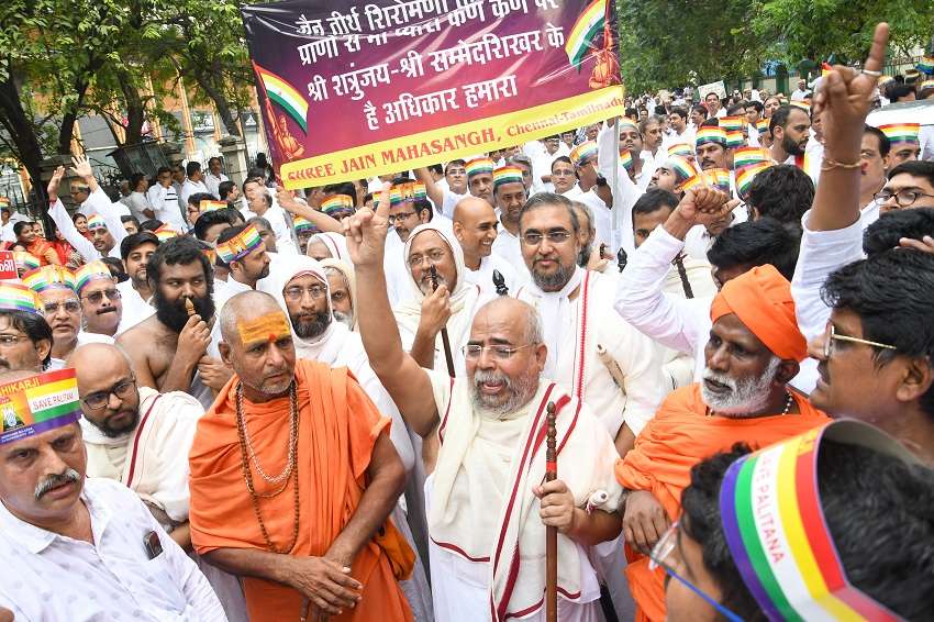 सम्मेद शिखर तीर्थस्थल : एक वेश और पूर्ण आवेश में जैन समाज, लहराईं ...