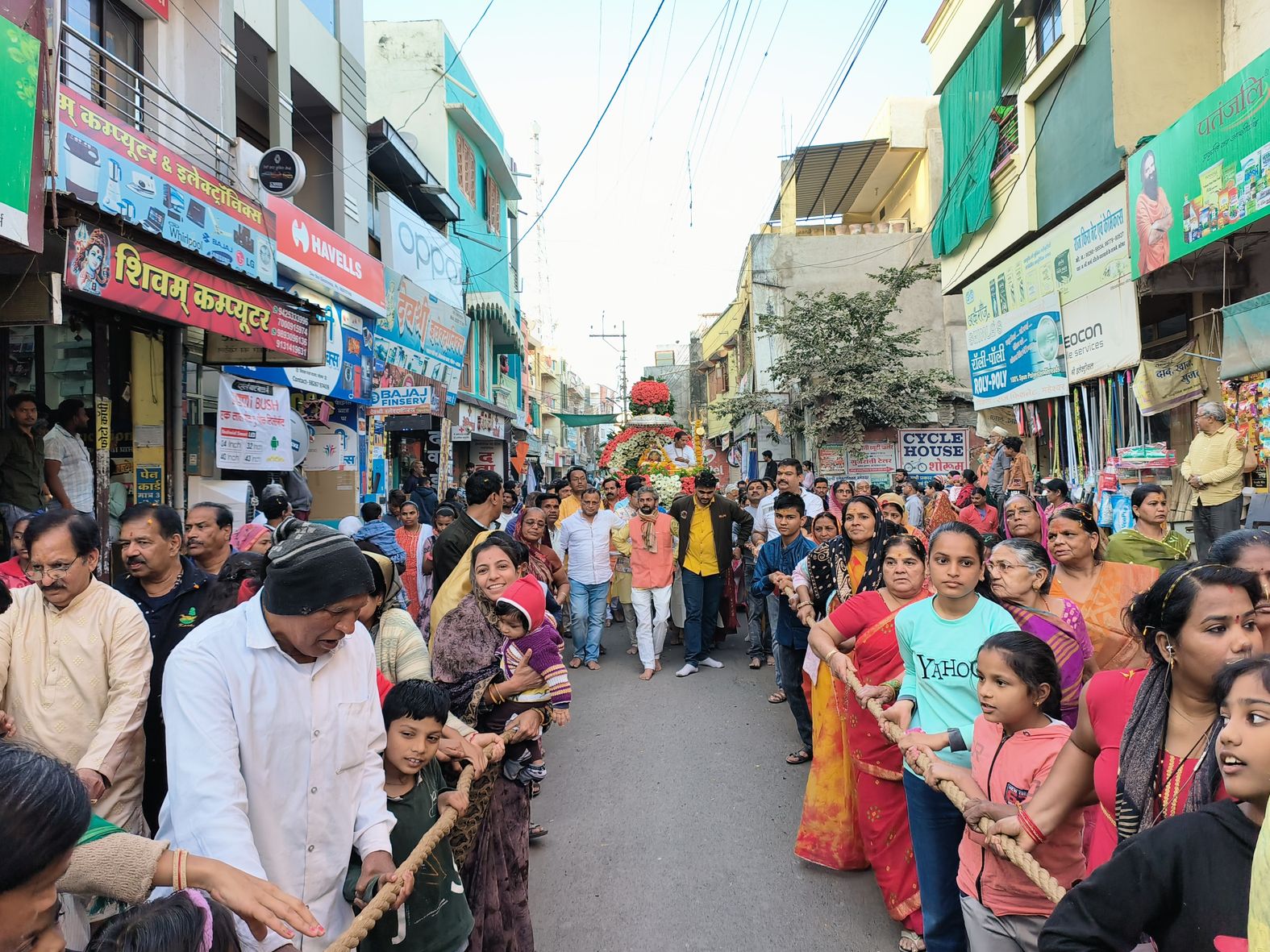 Video-महेश्वर में मां नर्मदा की 5100 दीपों से की हुई काकड़ा आरती ...