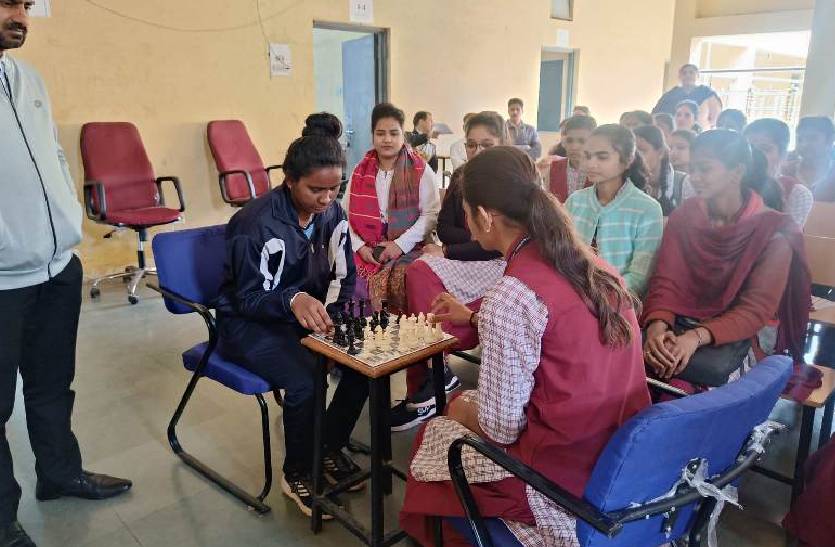 शतरंज प्रतियोगिता में खिलाडिय़ों ने दिखाया हुनर | Players showed their ...