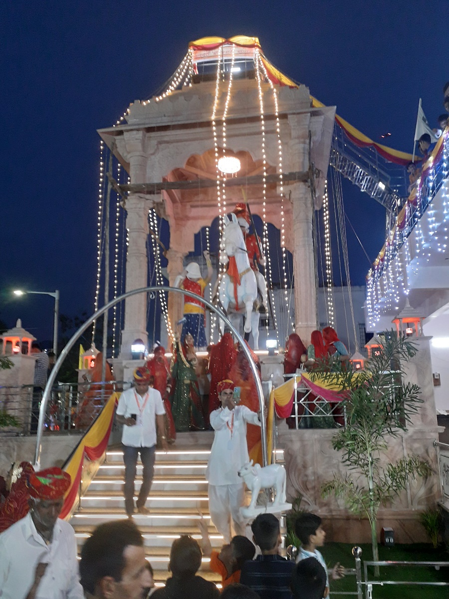 दिखी राजस्थानी संस्कृति की झलक, कलशय़ात्रा से माहौल हुआ भक्तिमय, गूंजे ...