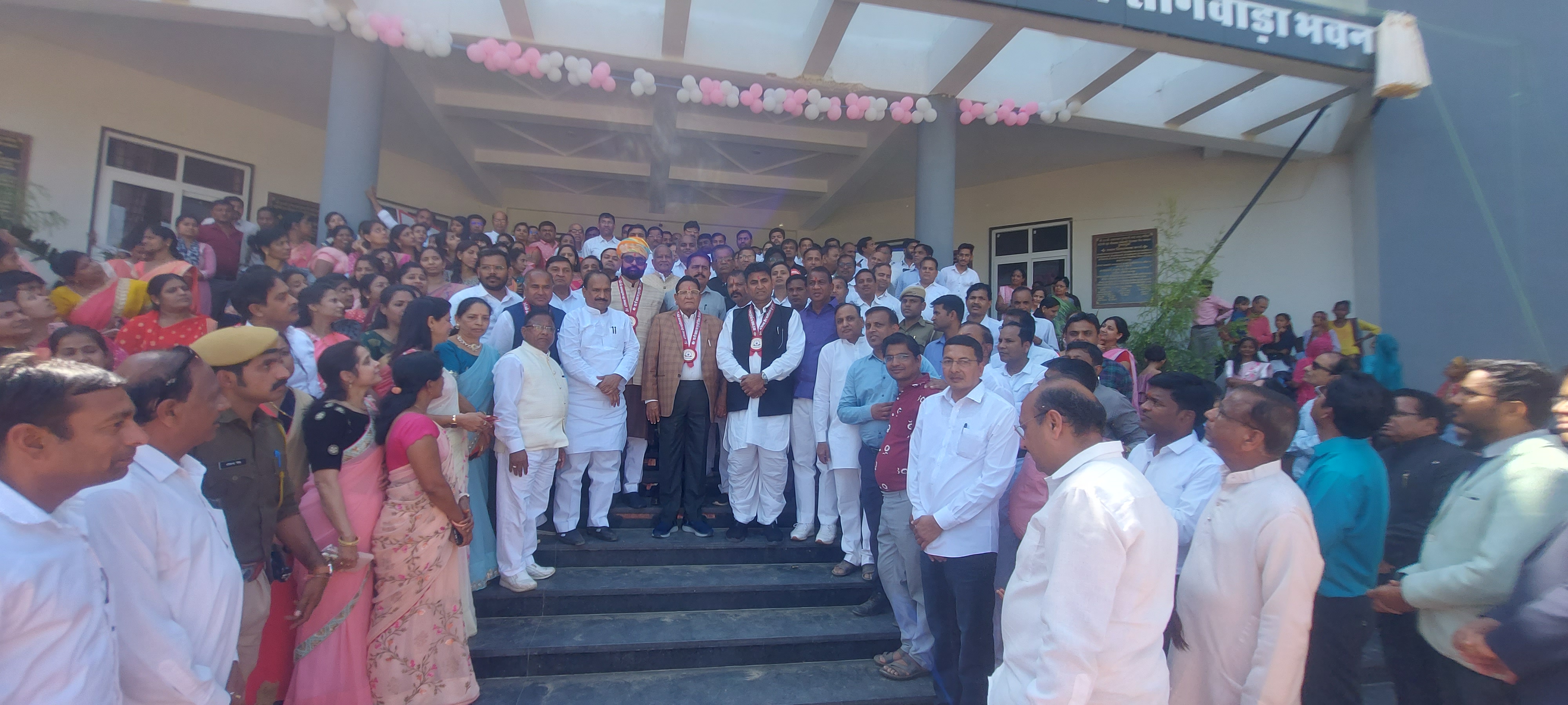 देश का हर नागरिक भगवान महावीर व महात्मा गांधी के सिद्धांतों पर चलें ...