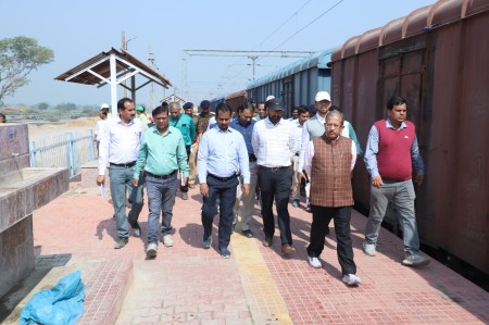 सोनागिर पहुंचे मंडल रेल प्रबंधक, यात्री सुविधाएं देखीं | Patrika News ...