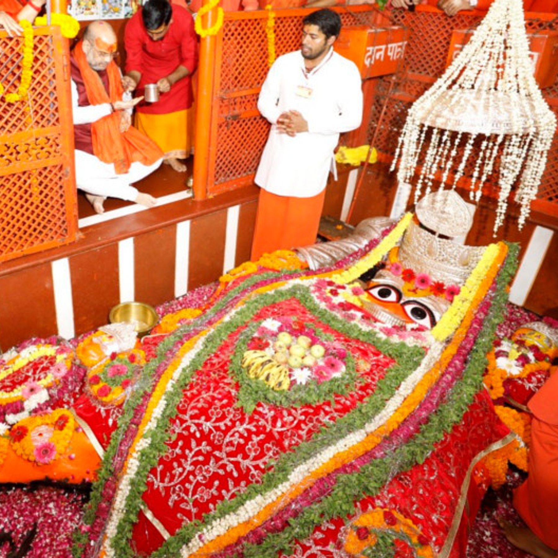 Video: हनुमान जयंती पर ‘लेटे हनुमान’ को देखने मंदिर में लगी भक्तों की ...